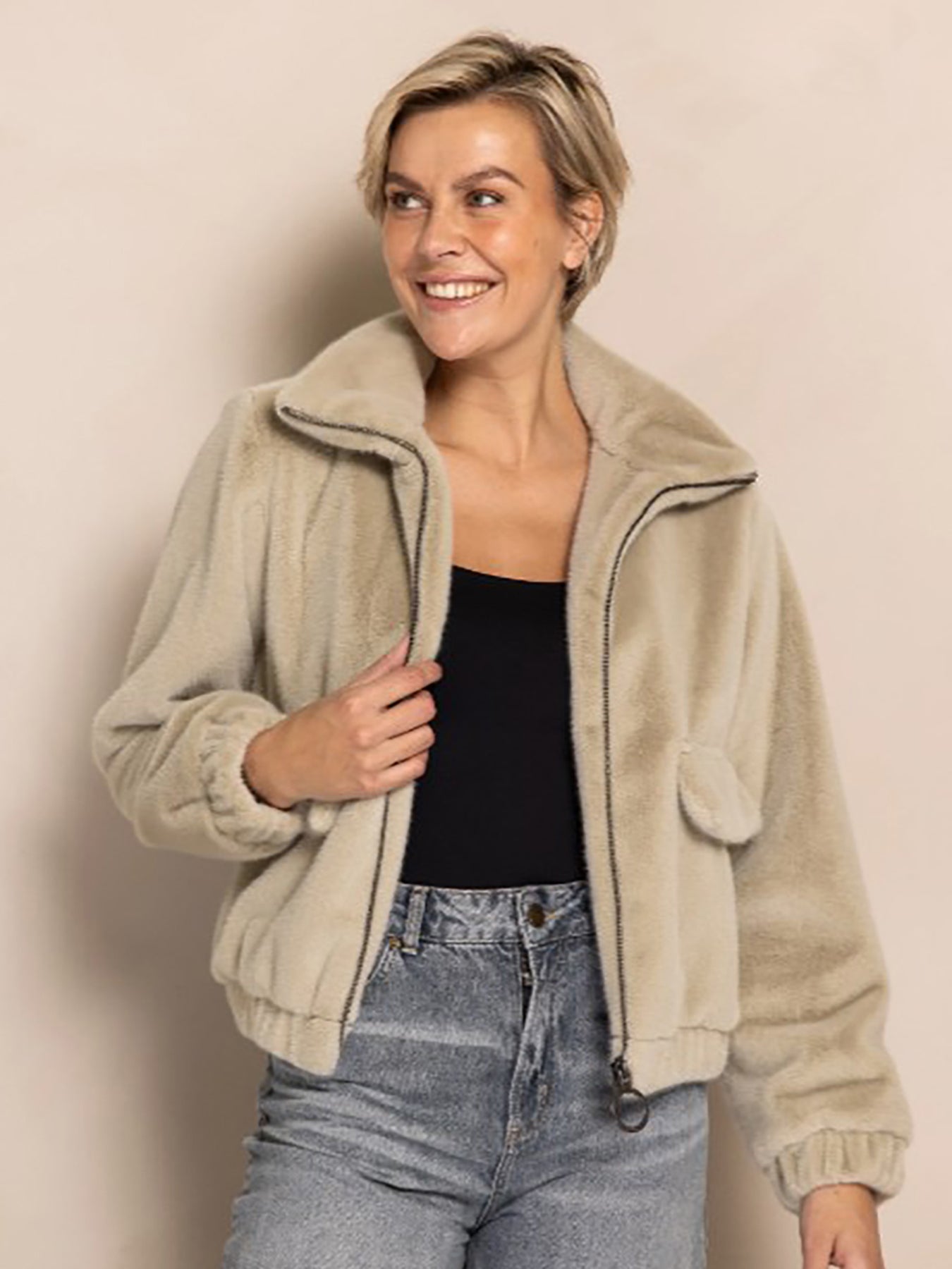 Zhrill Jacke Dara mit Fellimitat erhältlich bei Modafein – Modafein Fashion